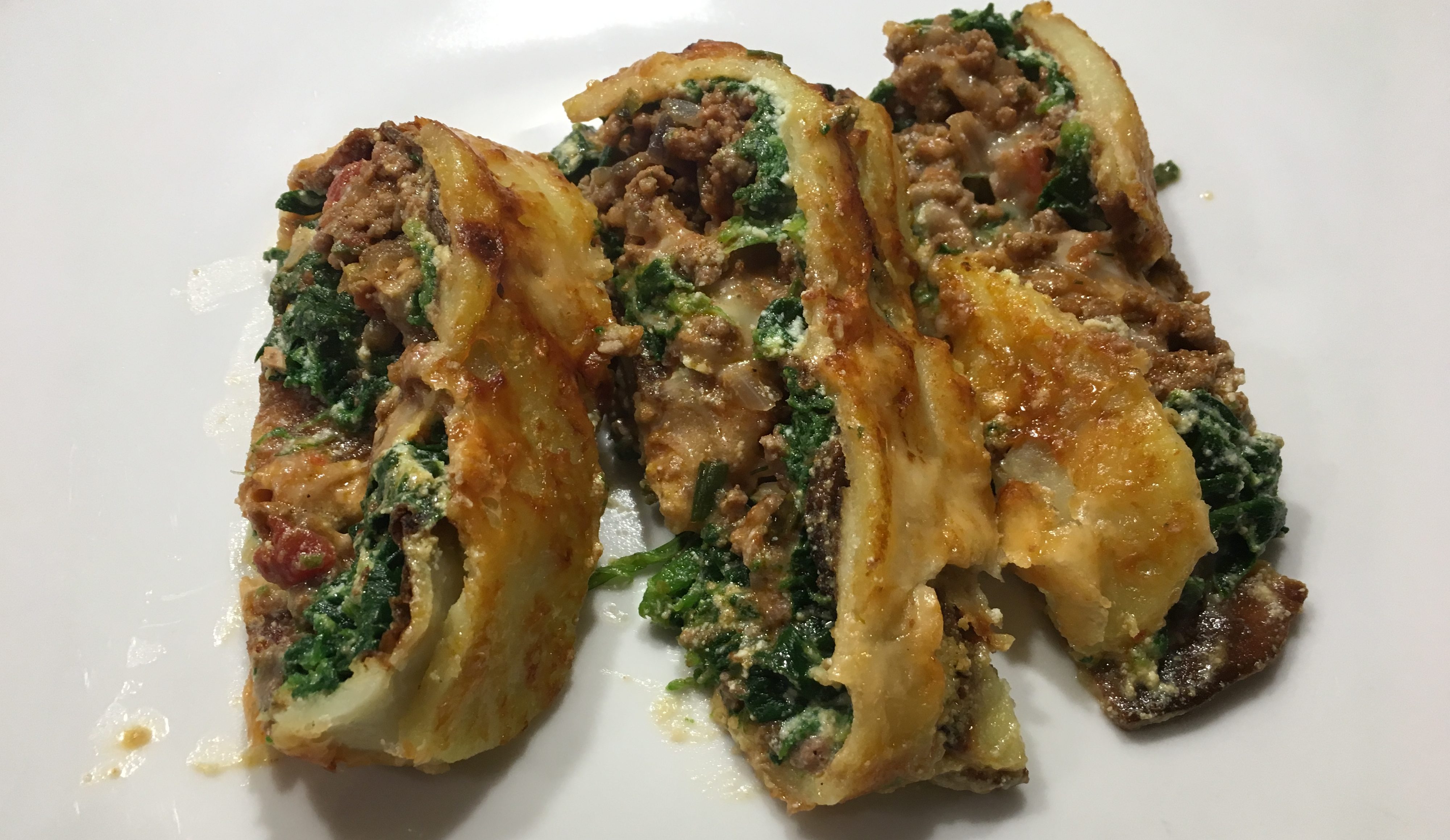 Gratineret kartoffelrulle med hakket oksekød, spinat og ricotta ...