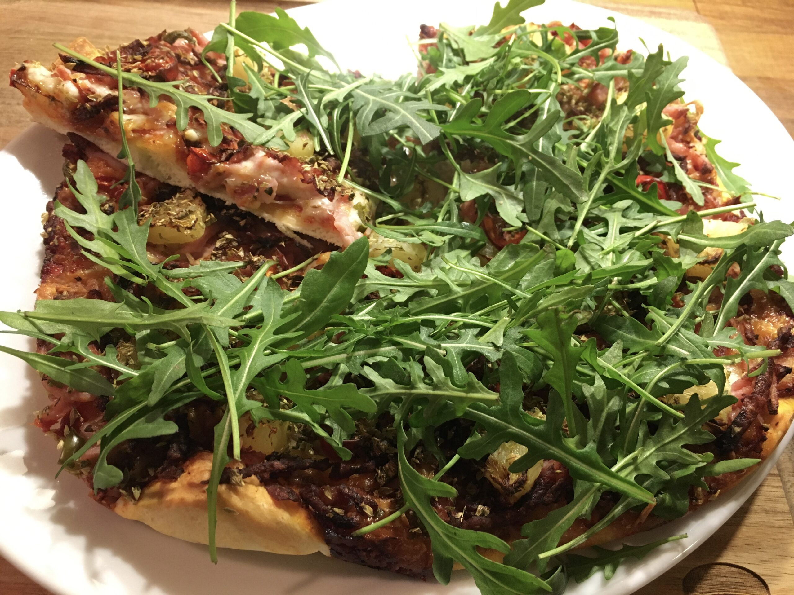 Pizza med skinke, ananas, jalapenos og rucola - Airfryeropskrifter.dk
