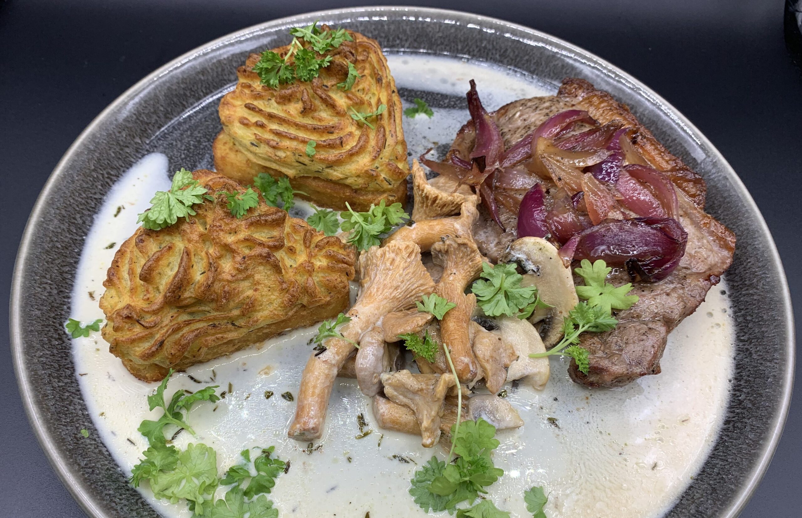 Oksefilet med balsamico marinerede rødløg og kantarel sauce ...