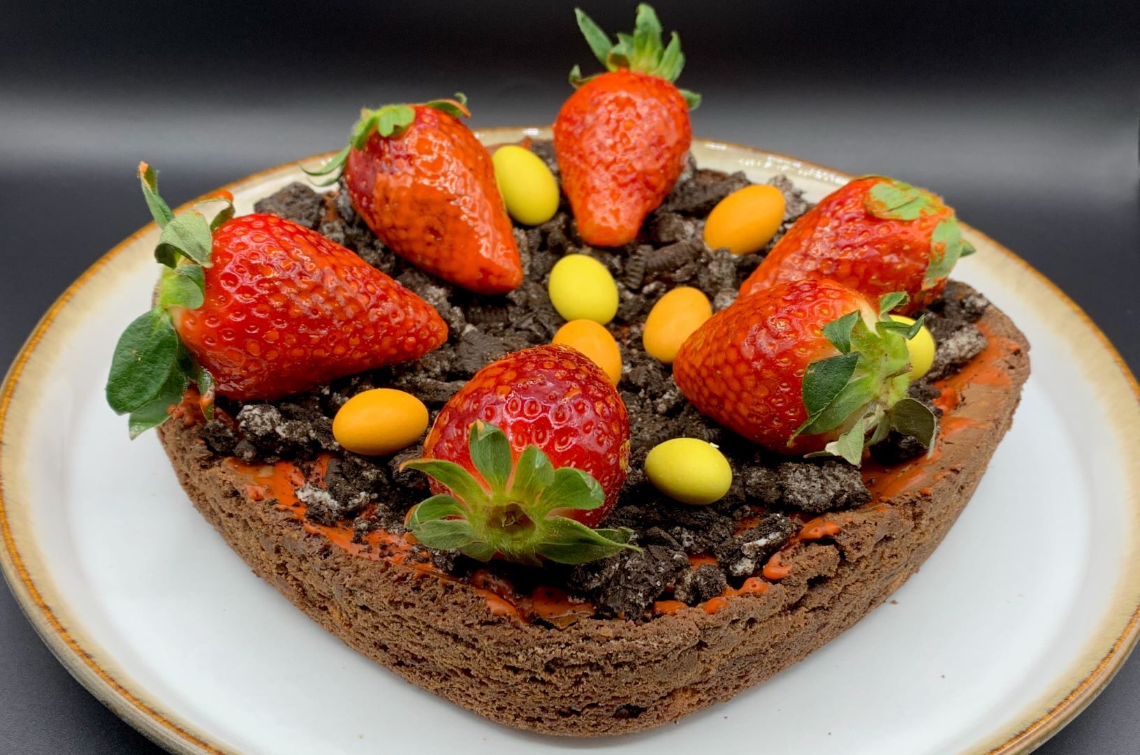 Brownie med jordbær, påskeæg og Oreos - Airfryeropskrifter.dk