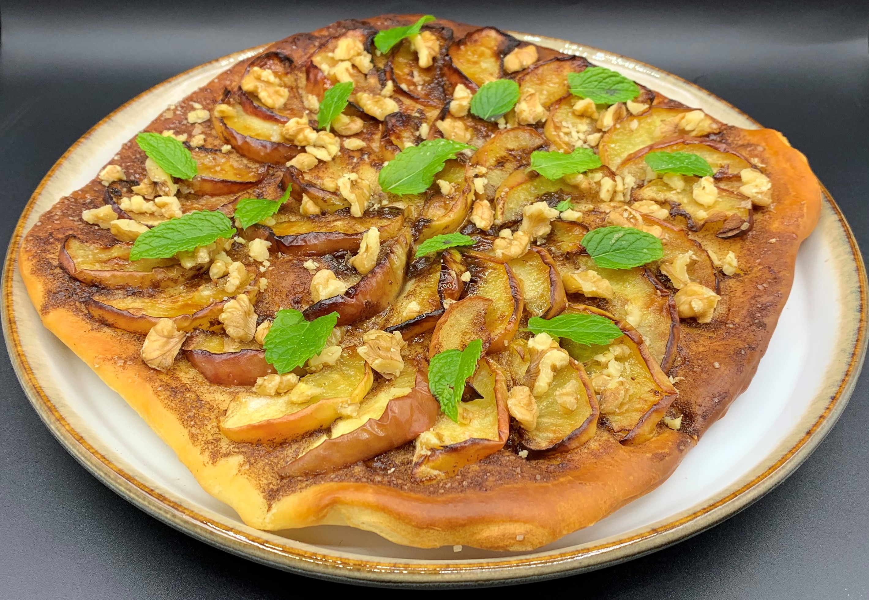 Nem dessert pizza med æbler, kanel, valnødder og mynte ...